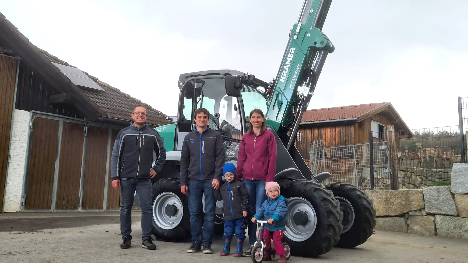Radlader-Übergabe an Familie Schwarz – Hochrather Landtechnik GmbH – Webshop