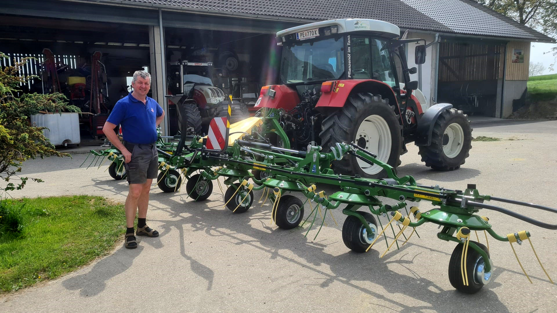 Kreiselzettwender-Übergabe an Familie Schwarz – Hochrather Landtechnik GmbH – Webshop