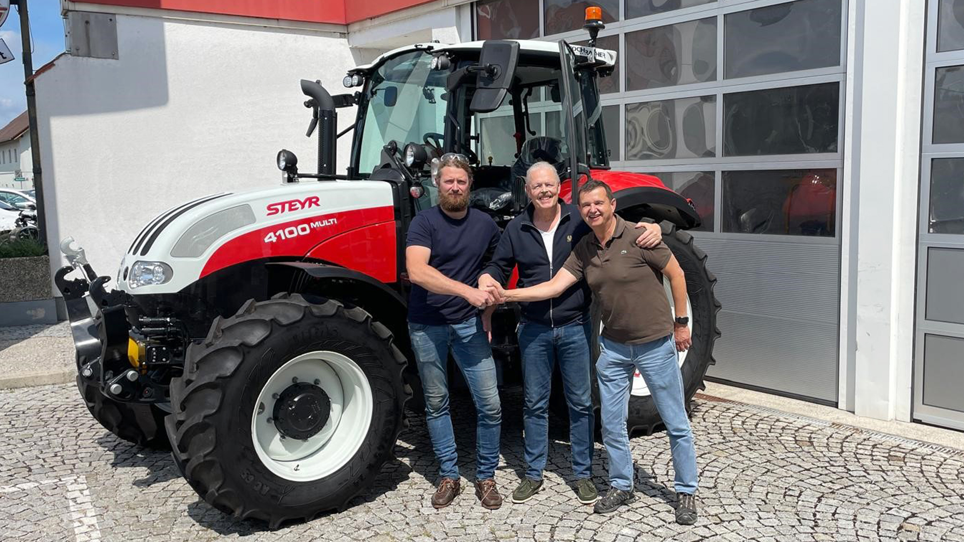 Traktor-Übergabe an The Modern Times Machine GmbH – Hochrather ...