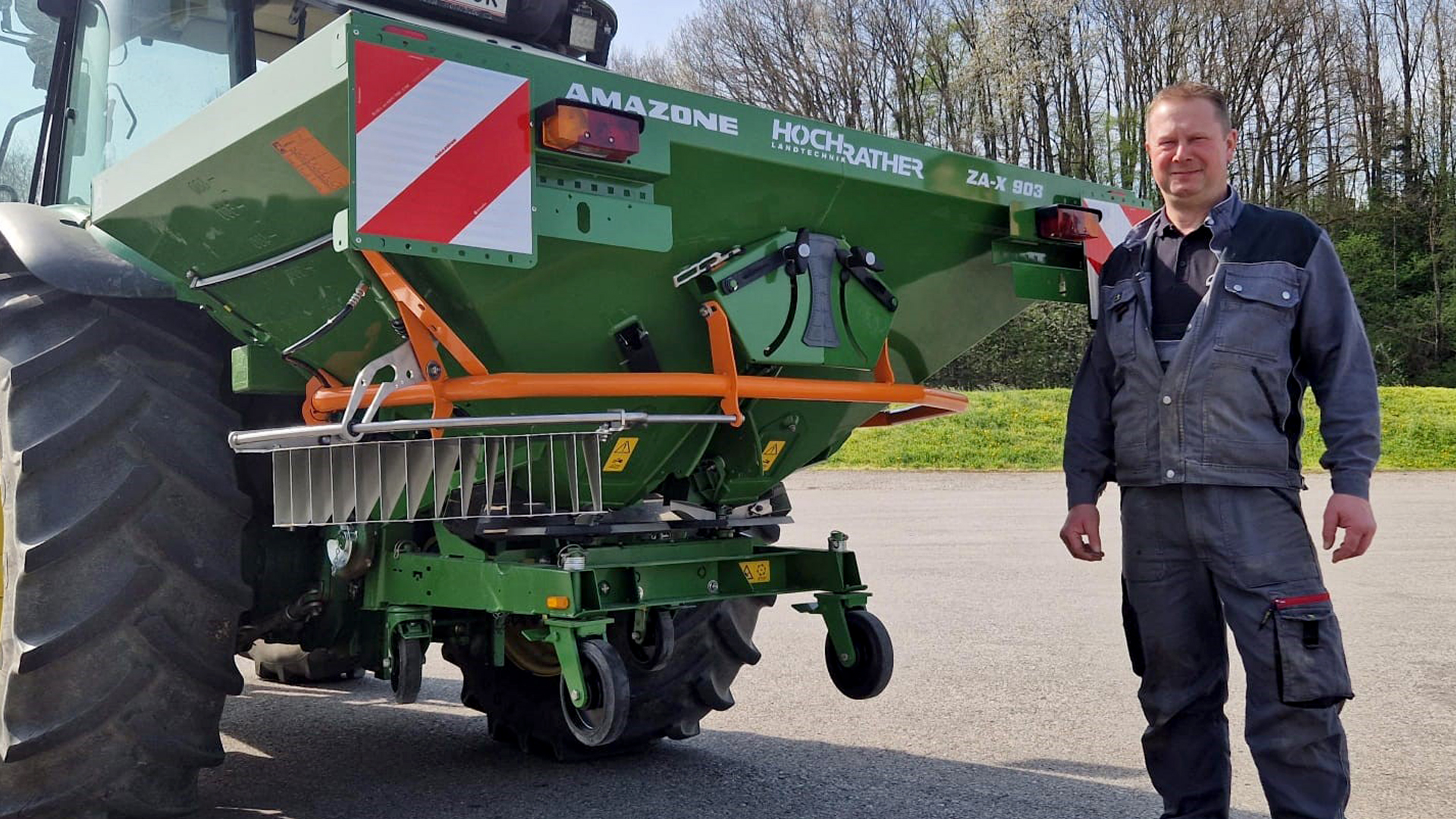 Anbaustreuer-Übergabe an Familie Reitbauer – Hochrather Landtechnik GmbH – Webshop