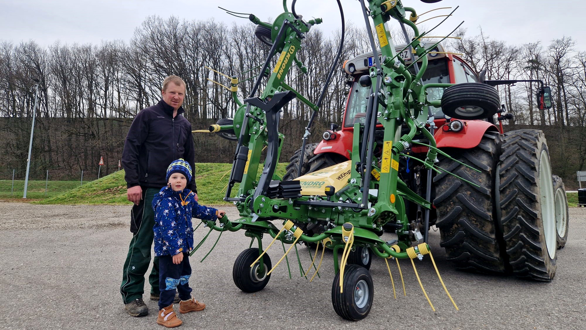 Kreiselzettwender-Übergabe an Familie Hofer – Hochrather Landtechnik GmbH – Webshop