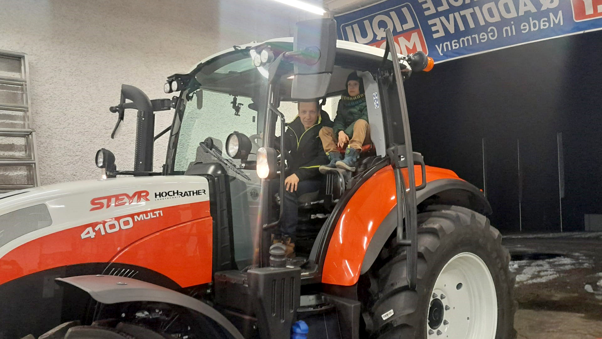 Traktor-Übergabe an Herrn Mayr – Hochrather Landtechnik GmbH – Webshop