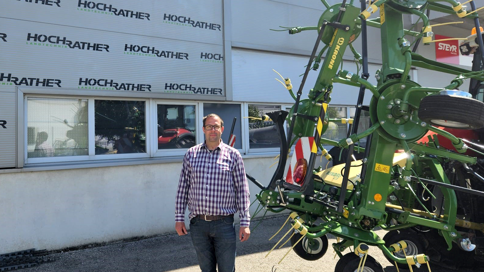 Kreiselzettwender-Übergabe an Herrn Gusenbauer – Hochrather Landtechnik GmbH – Webshop