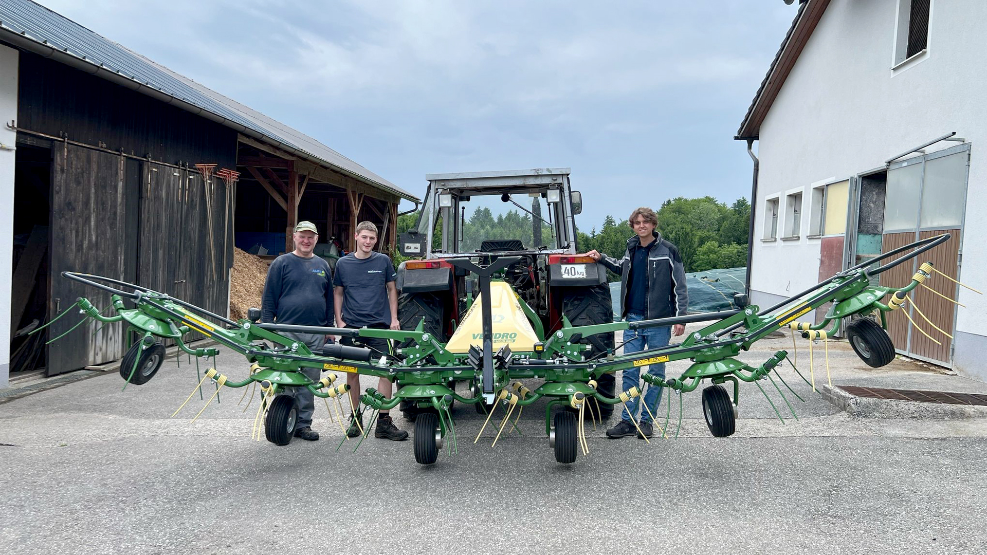 Kreiselzettwender-Übergabe an Familie Ritt – Hochrather Landtechnik GmbH – Webshop